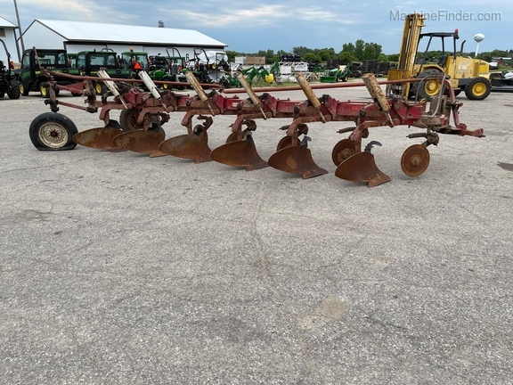 International Harvester 700 | Moldboard Plows | MachineFinder