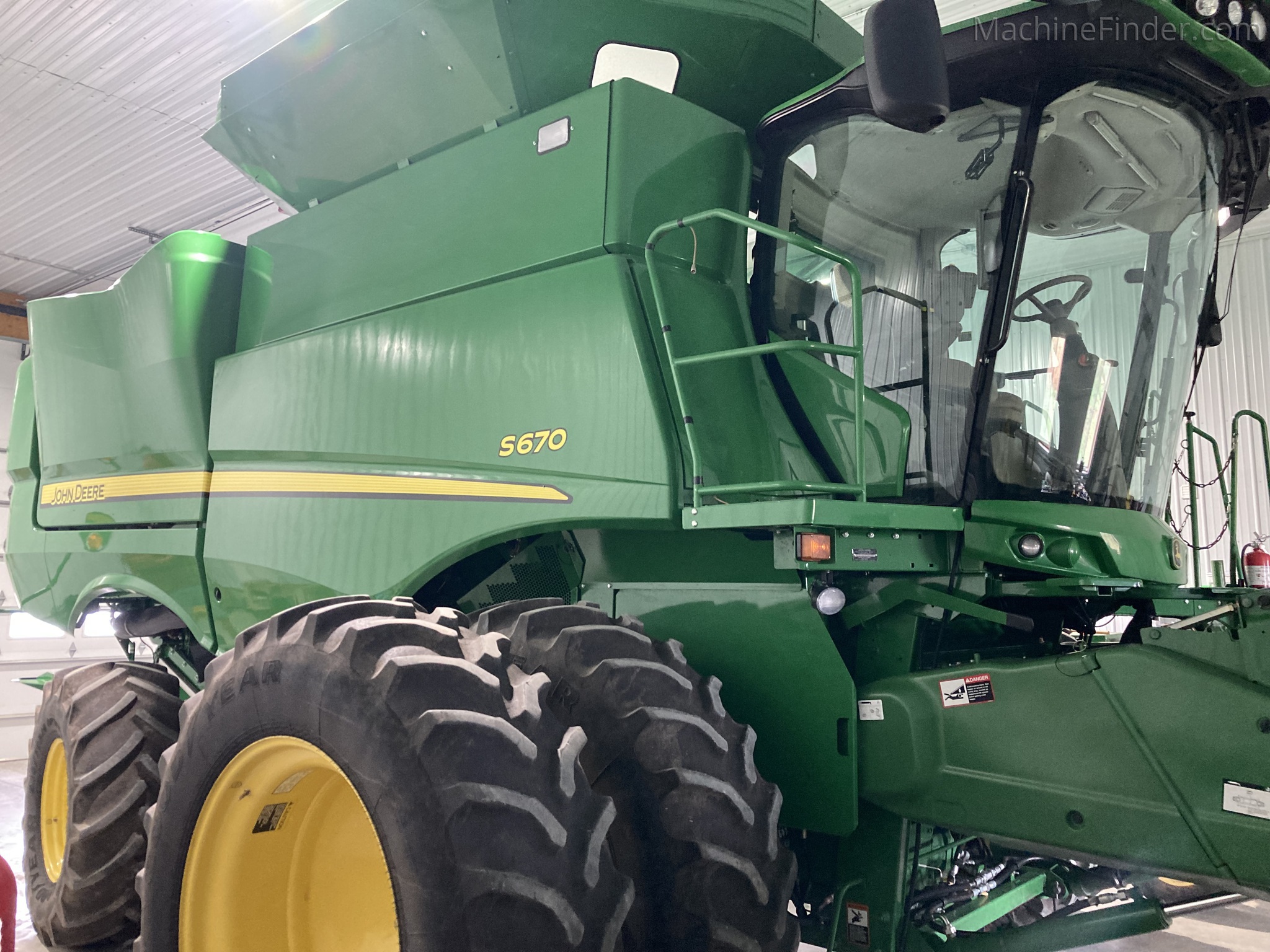 John Deere S670 Combine