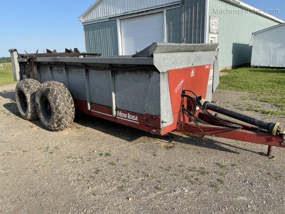 New Idea 3743 | Manure Spreaders | MachineFinder
