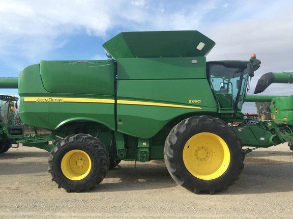 John-Deere-S690-112