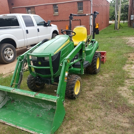 John-Deere-1023E-with-D120-loader-228